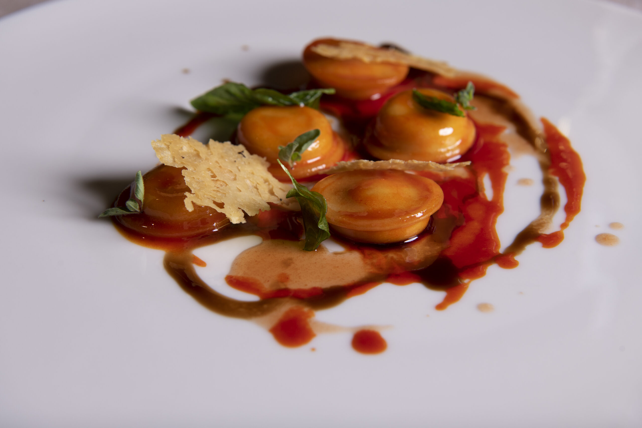 Ravioli al conciato romano, maggiorana, melassa di peperone, e ...